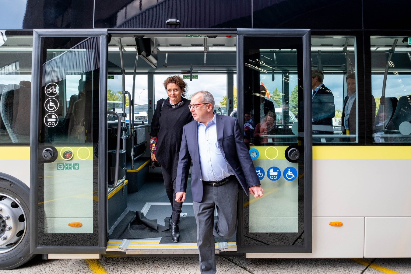 Hoog bezoek bij Van Hool: mobiliteitsminister Lydia Peeters maakt ... Hoog bezoek bij Van Hool: mobiliteitsminister Lydia Peeters maakt ...