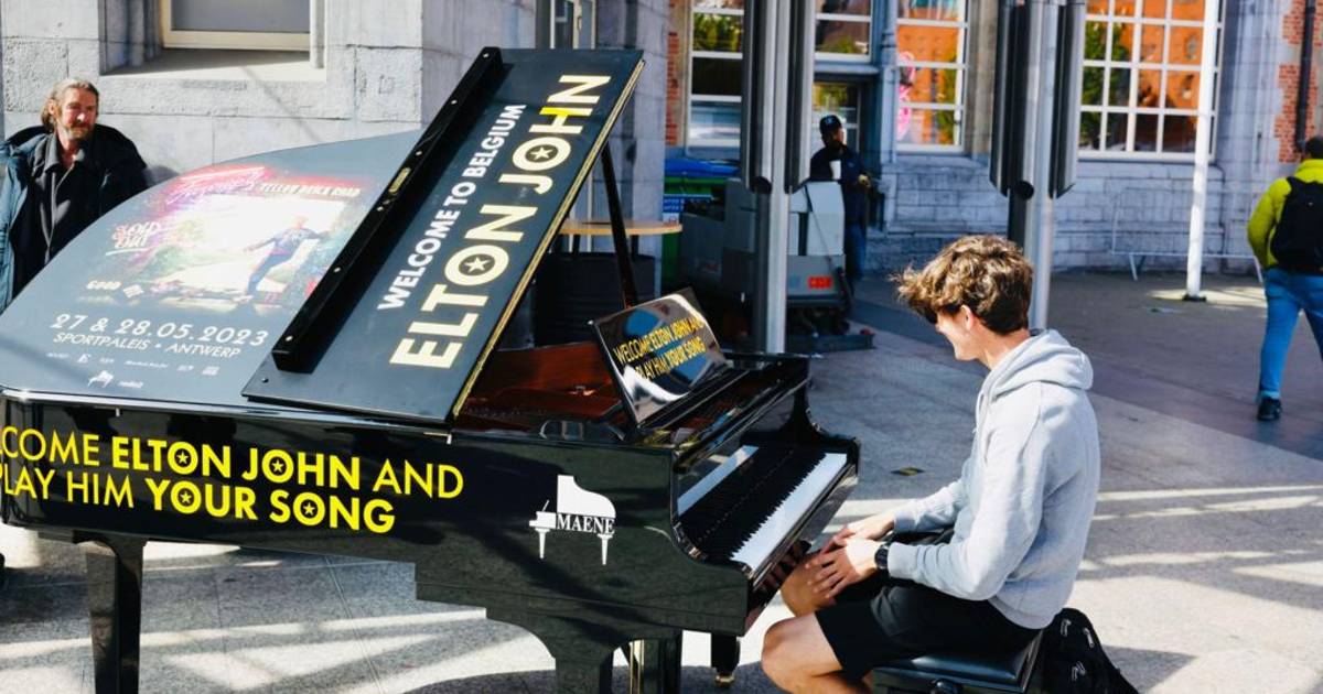 Speel zelf een afscheidslied voor Elton John, op de piano aan het Sint ...