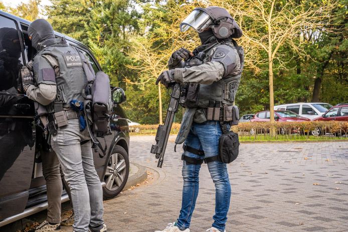 Speciaal arrestatieteam haalt man uit flatwoning in Geldrop en vindt ...