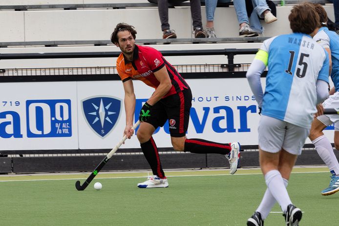 Jamie van Aart maakt er wederom twee voor Oranje-Rood in duel waarin ...