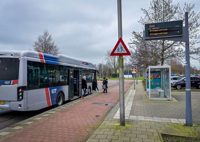 Minima krijgen gratis ov-kaart: ‘Met gezin naar het strand kost nu zeker 50 euro’ | Krimpen aan ...