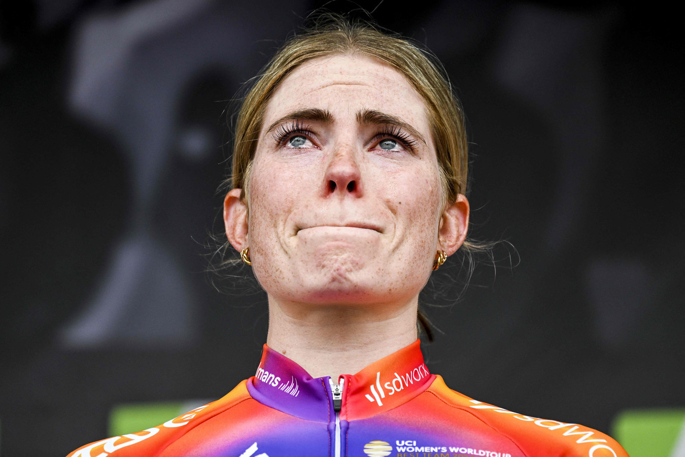 Slapstick op podium in Vuelta: ‘winnares’ Annemiek van Vleuten ...
