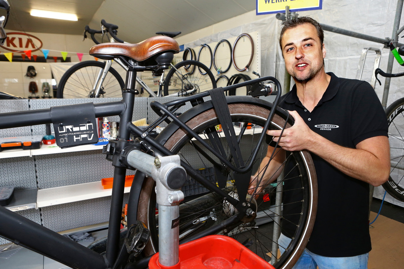 Verwoeste fietsenzaak Schelluinen weer open: ‘Iedereen is vreselijk ...