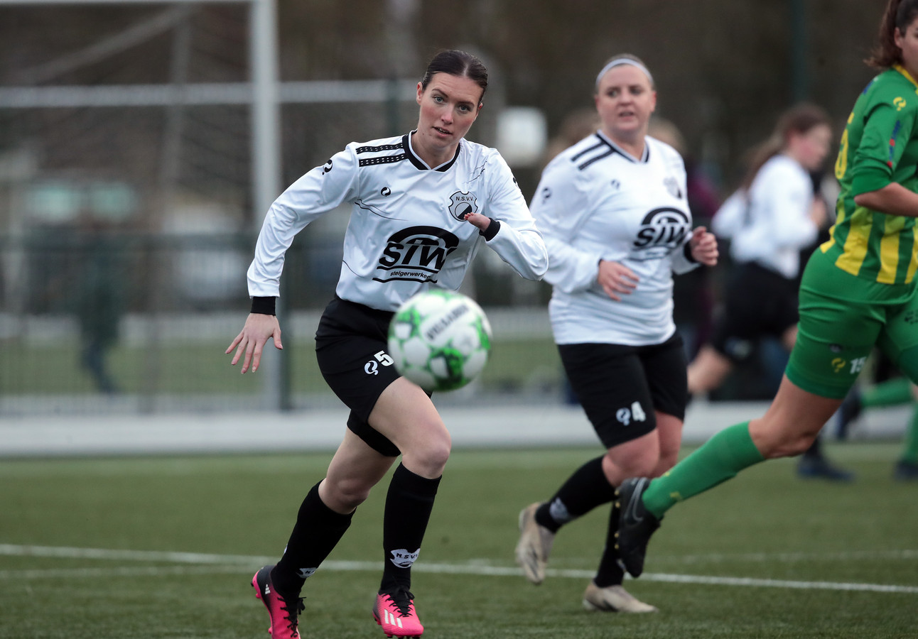 Ze heeft maar één hand maar Julia Stoutjesdijk speelt en leeft voluit ...