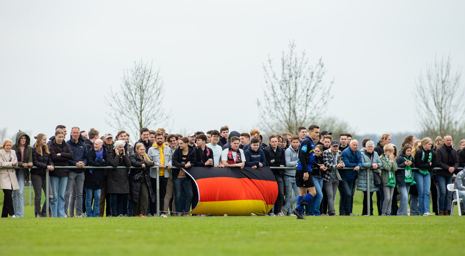 Leuthse spelers bezorgen eigen dorp gepast afscheid | Foto | destentor.nl