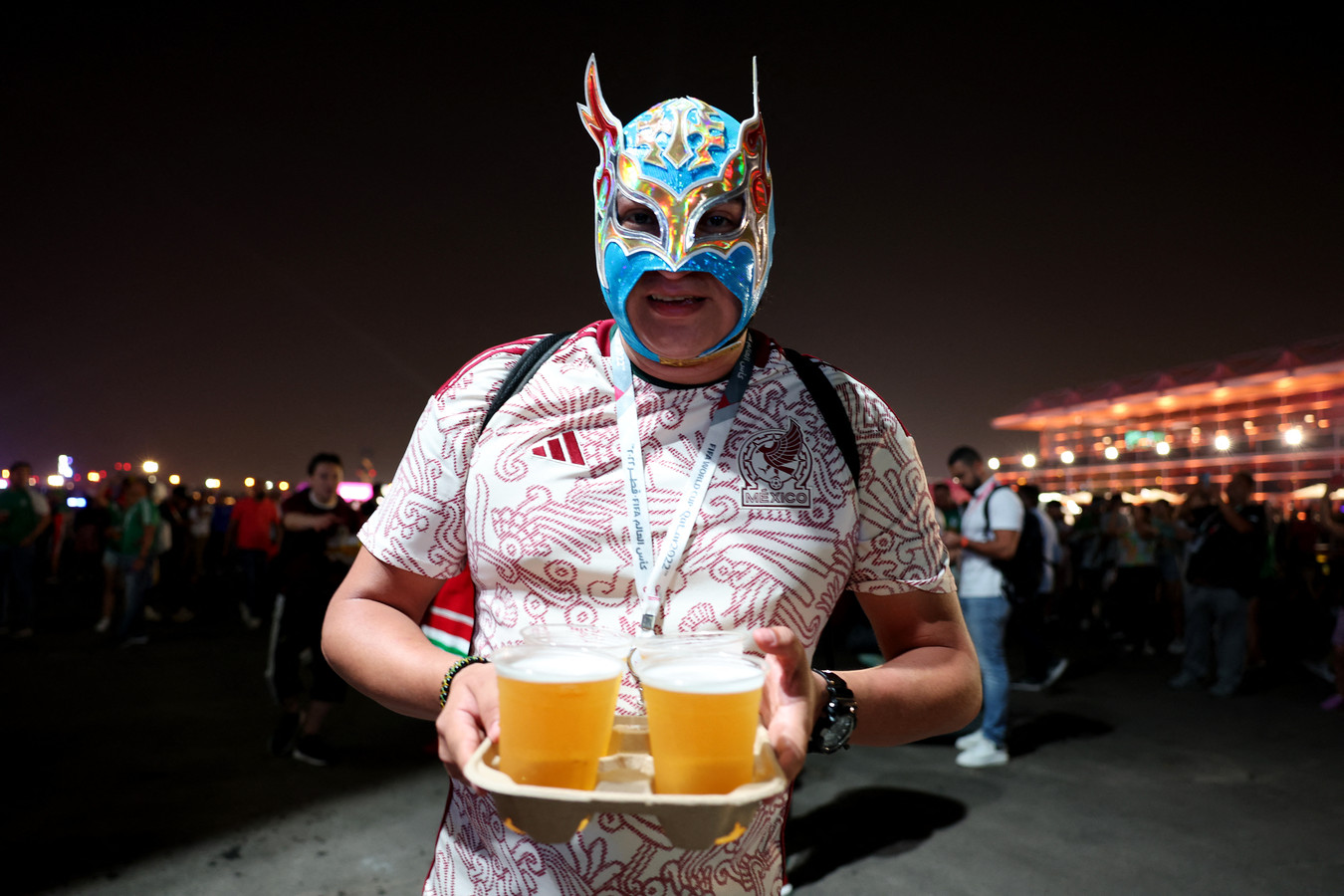 Juichen met een biertje van 13 euro: opening fanplein zorgt voor groot ...