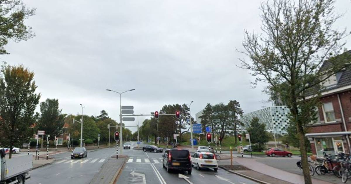 Bromfietser (23) bijt agent bij aanhouding na gevaarlijk rijgedrag ...