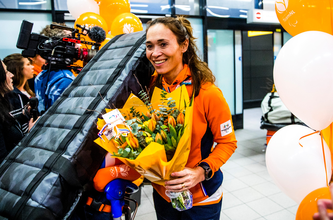 Paralympiërs weer terug in Nederland | Foto | bd.nl