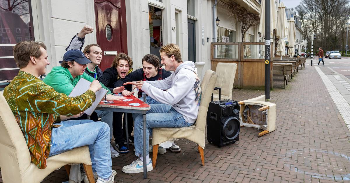 Beetje drinken, spelletje doen en vooral lachen om elkaar: deze ...