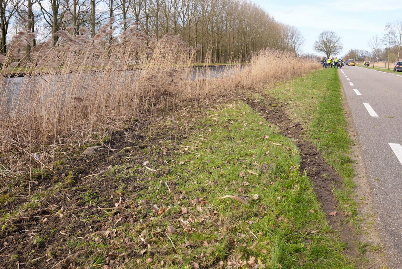 Mercedes van twee ton belandt in het kanaal in Beek en Donk | Foto | ed.nl