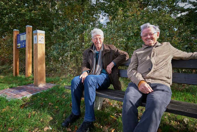 Twee nieuwe ‘oude’ grenspalen bij Beek en Donk, en er komt nog veel ...