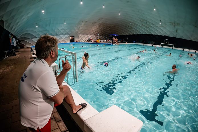 Krabben zien tachtig leden vertrekken door sluiting zwembad De Schelp ...