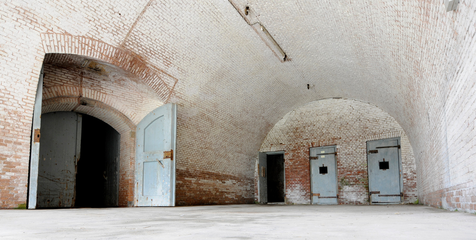 Fort Ellewoutsdijk in de verhuur: ‘Een binnenplaats en achttien ...