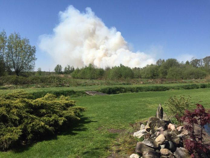 Zeer grote bosbrand in Deurnsche Peel breidt uit, rook in wijde ...