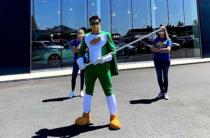 Xavier uit ROX is nu Stan de Afstandsman en houdt mensen op 1,5 meter ...