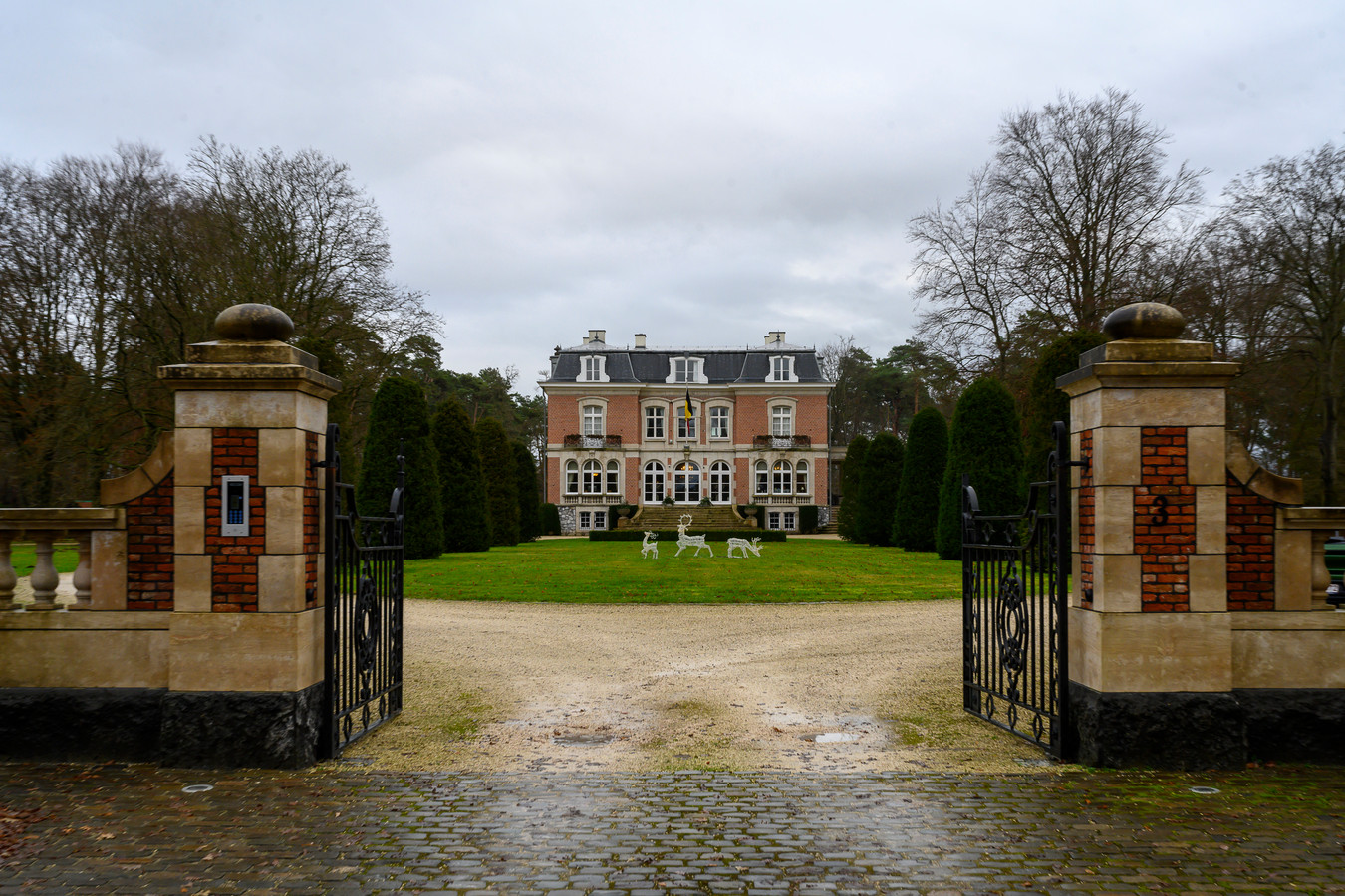 BINNENKIJKEN. In dit kasteel woont Christophe (51) al zijn hele leven: “Als kind lag ik soms ...