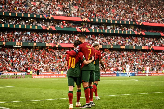 Roberto Martínez ziet bizar incident: veldbestormer hijst Ronaldo de ...