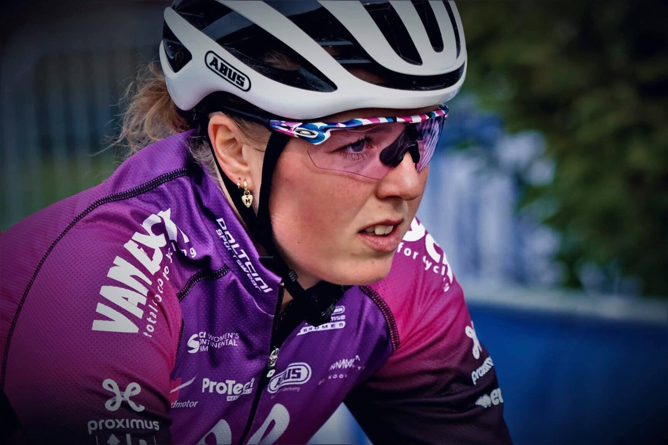 Lindy van Anrooij staat zus Shirin en vriend Mees bij als verzorgster ...