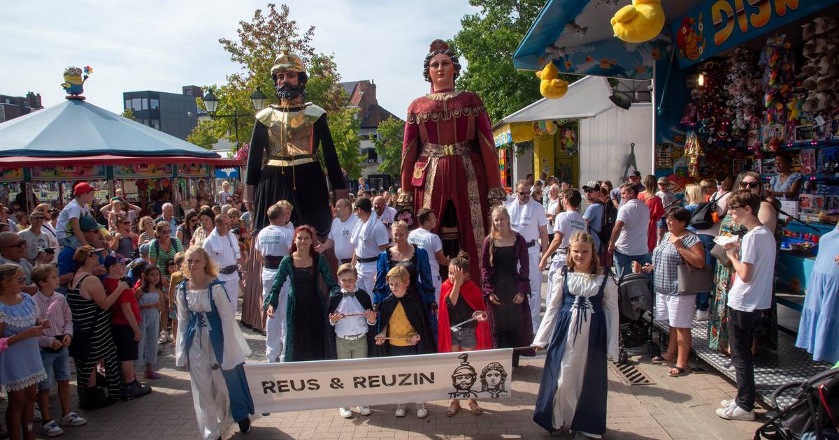 Reuzenkinderen halen Reus en Reuzin uit Gertrudiskerk voor jaarlijkse ...