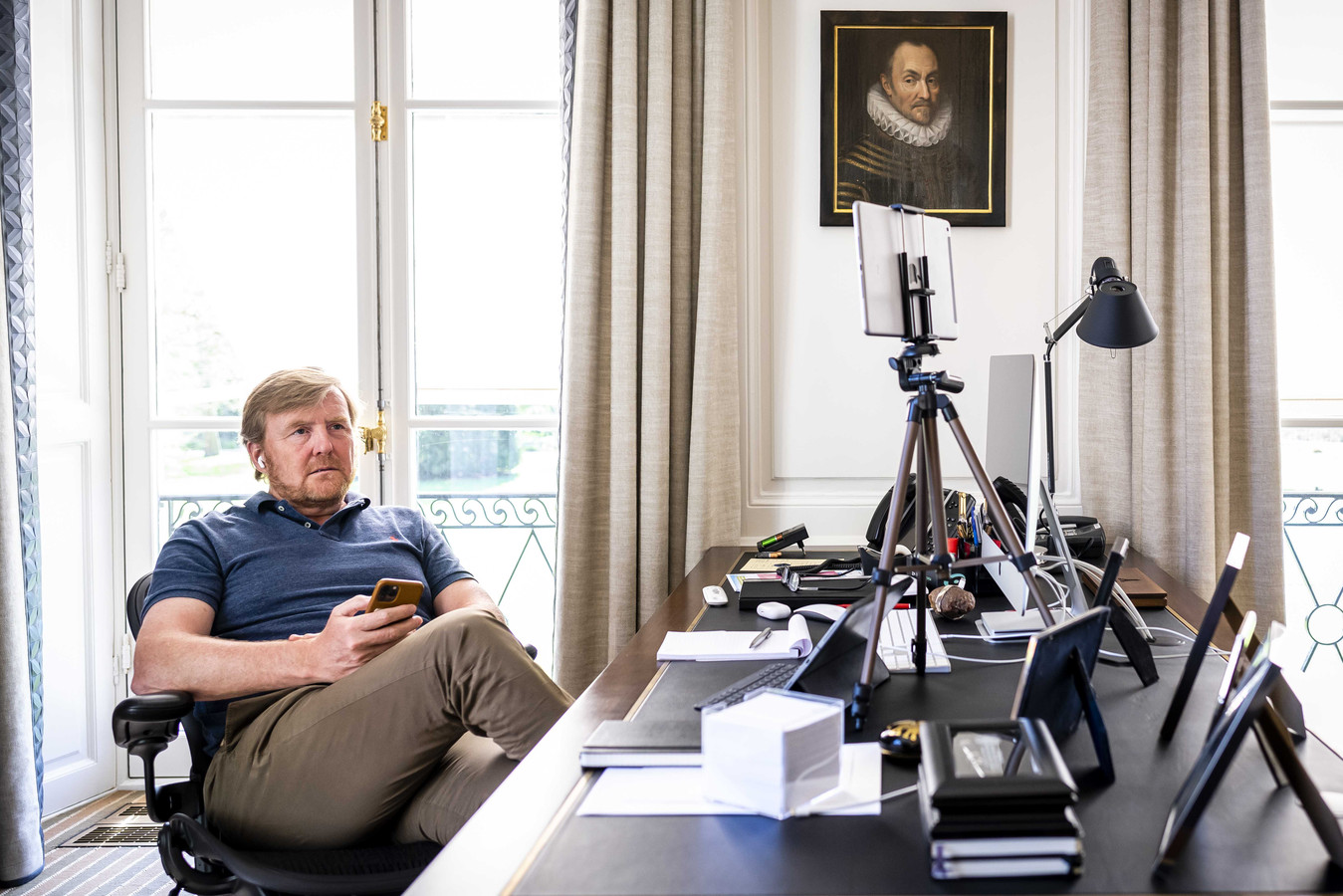 Koning en koningin laten zien hoe ze vanuit huis werken tijdens ...