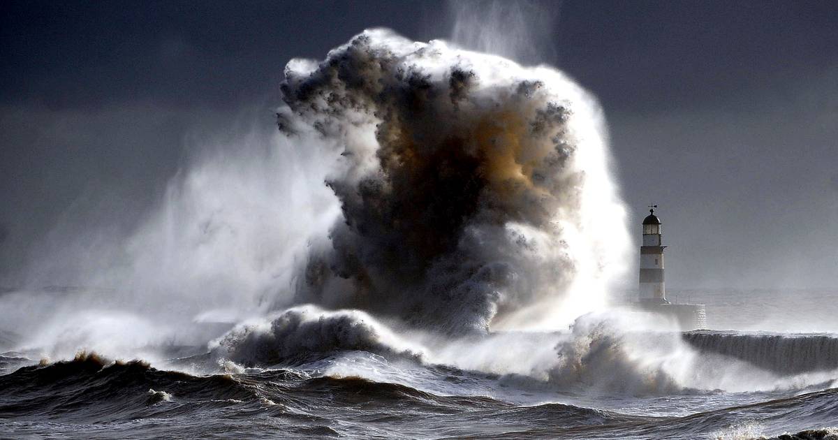 Monstergolven teisteren Britse kust bij zware storm | Binnenland | AD.nl