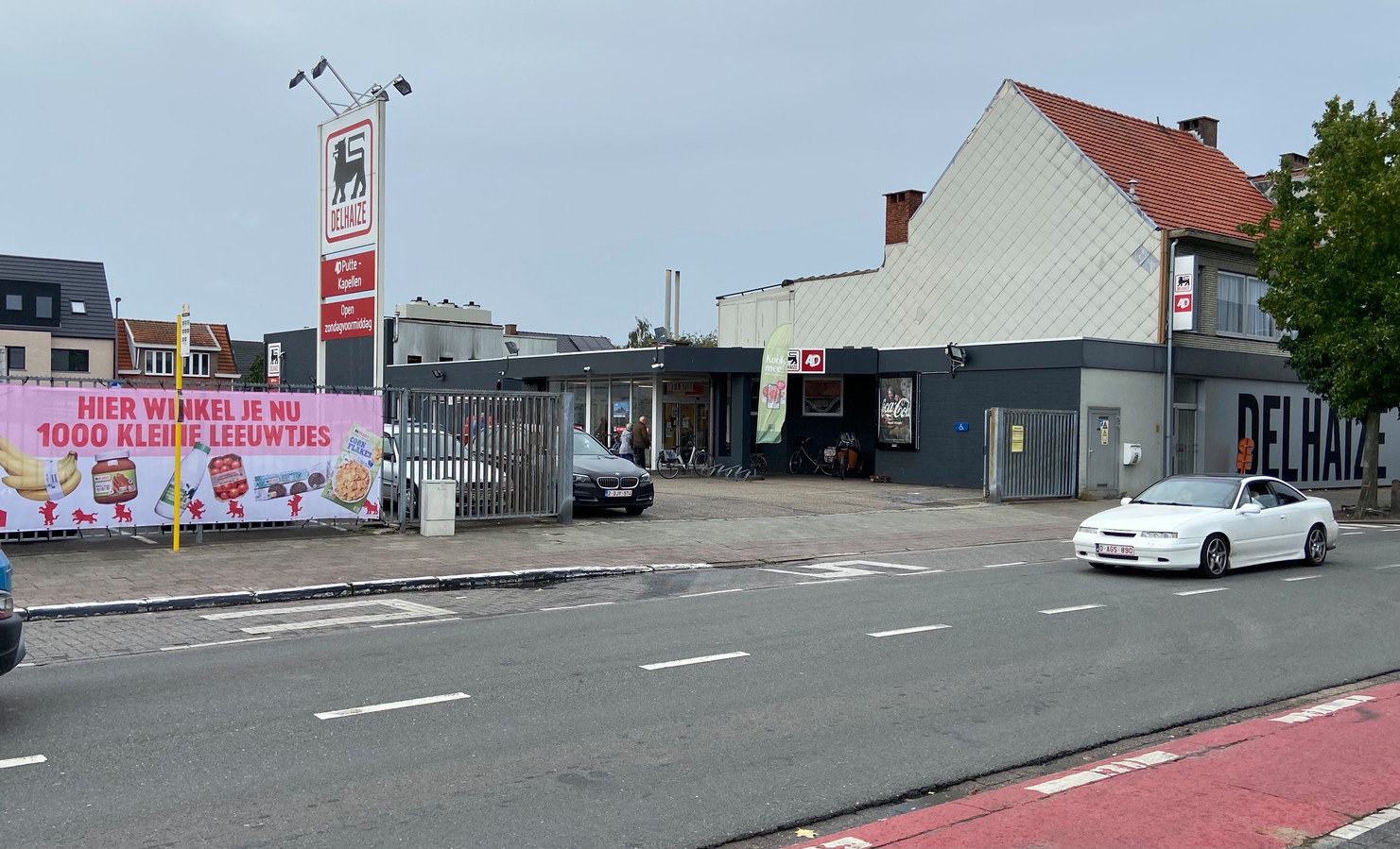 Kim Van Oncen en haar broer Tom starten bouw nieuwe Delhaize in Putte ...