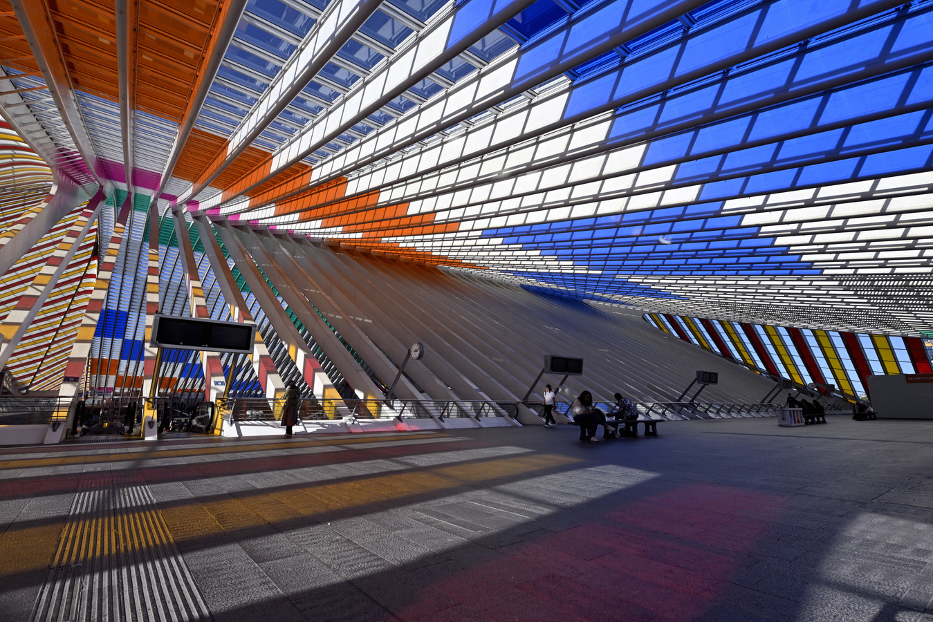 IN BEELD. Treinstation Luik-Guillemins baadt in de kleuren van de ...