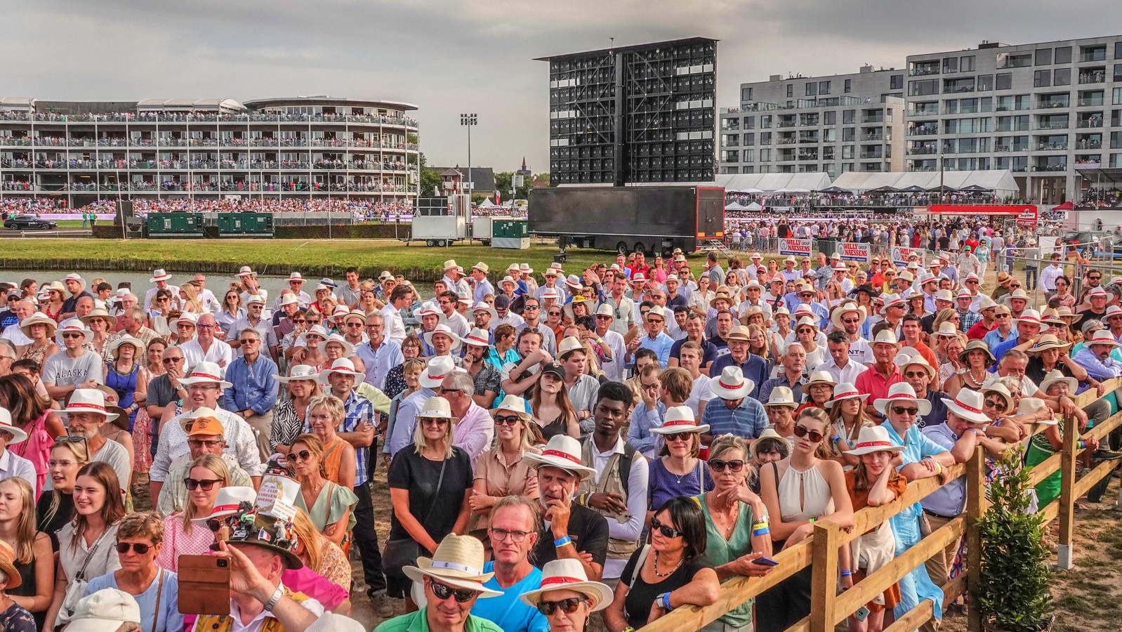 35.000 bezoekers voor alweer een zonovergoten editie van Waregem Koerse ...