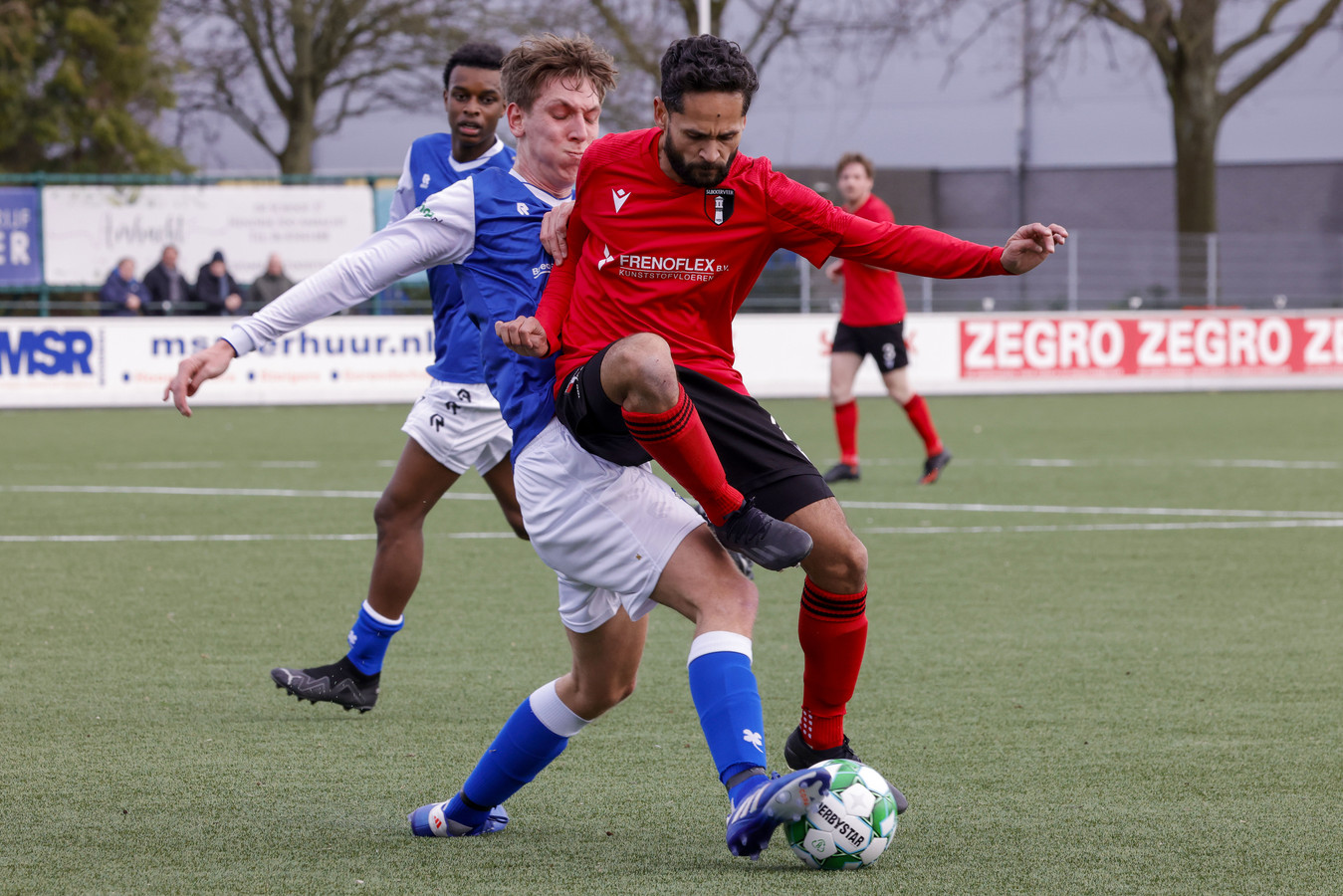 Veldspeler op doel na gebroken pink en twee rode kaarten in de rust ...