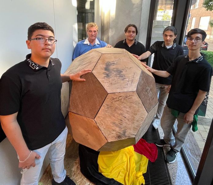 Houten Bal XXL van Victor Hortaschool is eyecatcher in museum van Jean ...