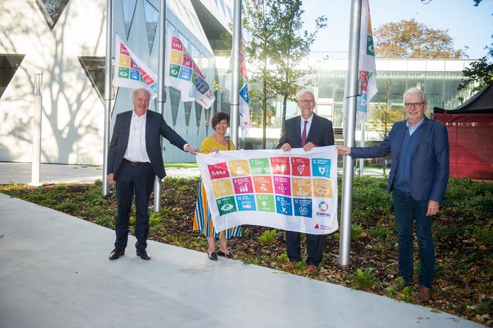 SDG-vlag aan Provinciehuis herinnert aan doelstelling van VN om mens ...