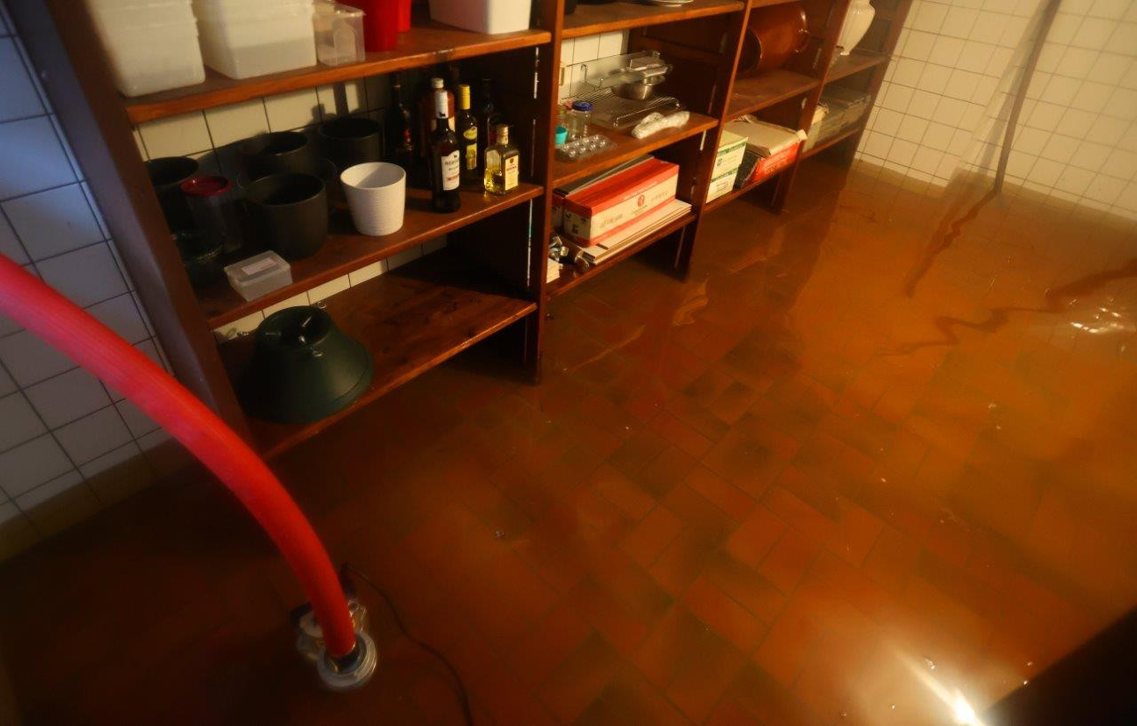 Kelder van woning in Helvoirt onder water gelopen door wateroverlast ...