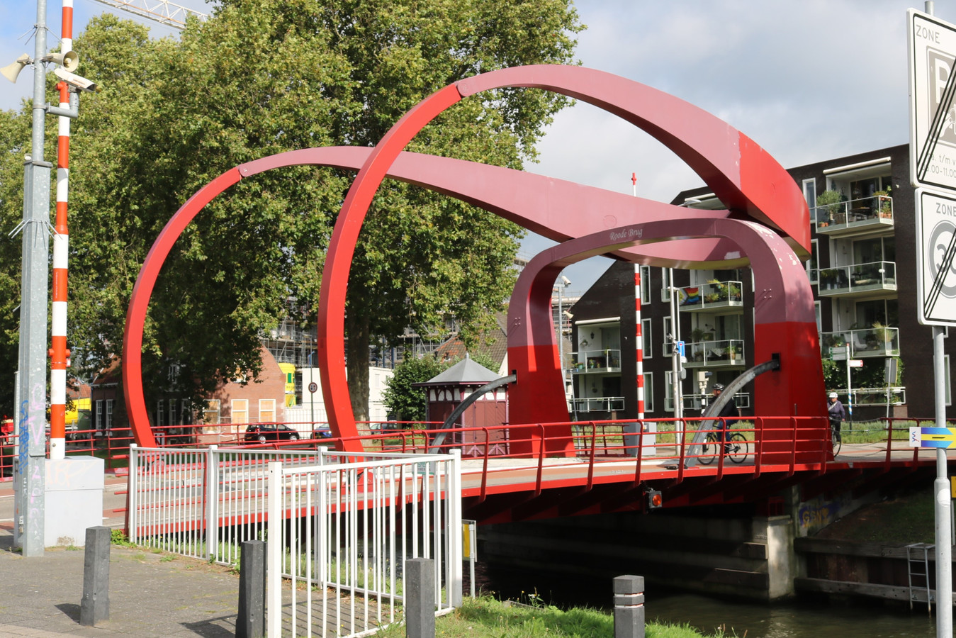 De blauwgrijze Roode Brug was ook al eens wit en geel: pas in de jaren ...