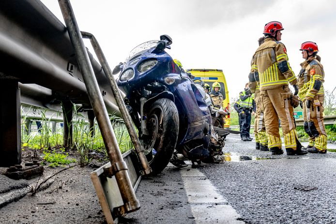 Motorrijder rijdt op snelweg van viaduct af en belandt op uitvoegstrook ...