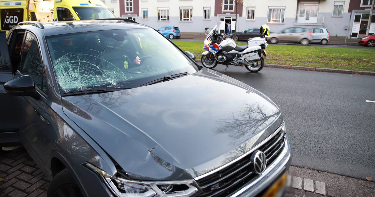 Voetganger zwaargewond na aanrijding met auto in Moerwijk | Den Haag | AD.nl