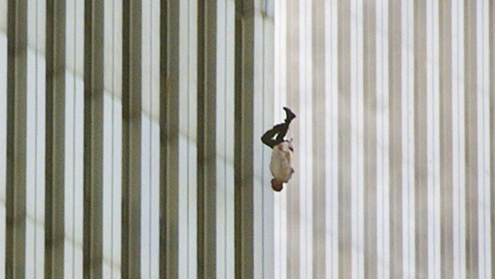 Iconisch beeld van 'vallende man' gaat vijftien jaar na 9/11 nog de ...