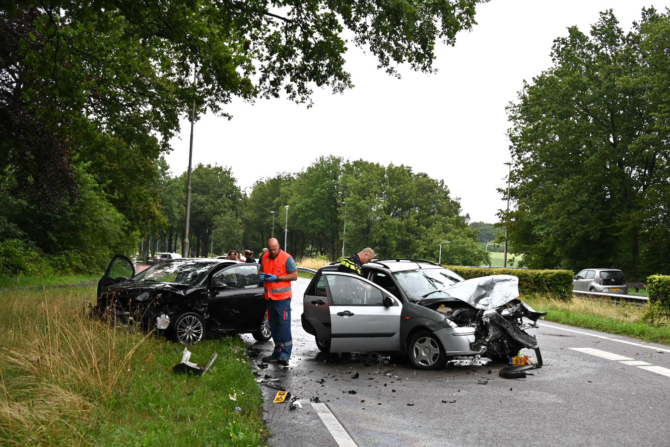 Eén gewonde bij frontale botsing in Arnhem, weg afgesloten | Foto | AD.nl
