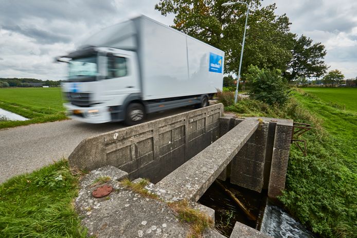 Te zware vrachtwagens mogen voorlopig niet over deze brug in Eefde en dat kan gevolgen hebben ...