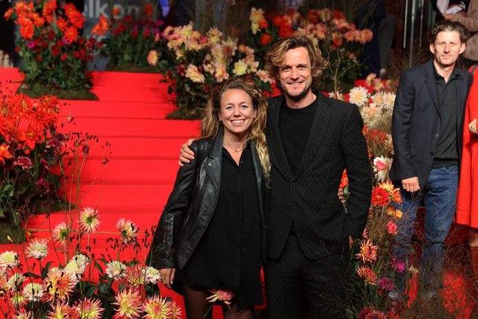 IN BEELD. Freya Van den Bossche brengt vriendin Eva mee naar opening ...