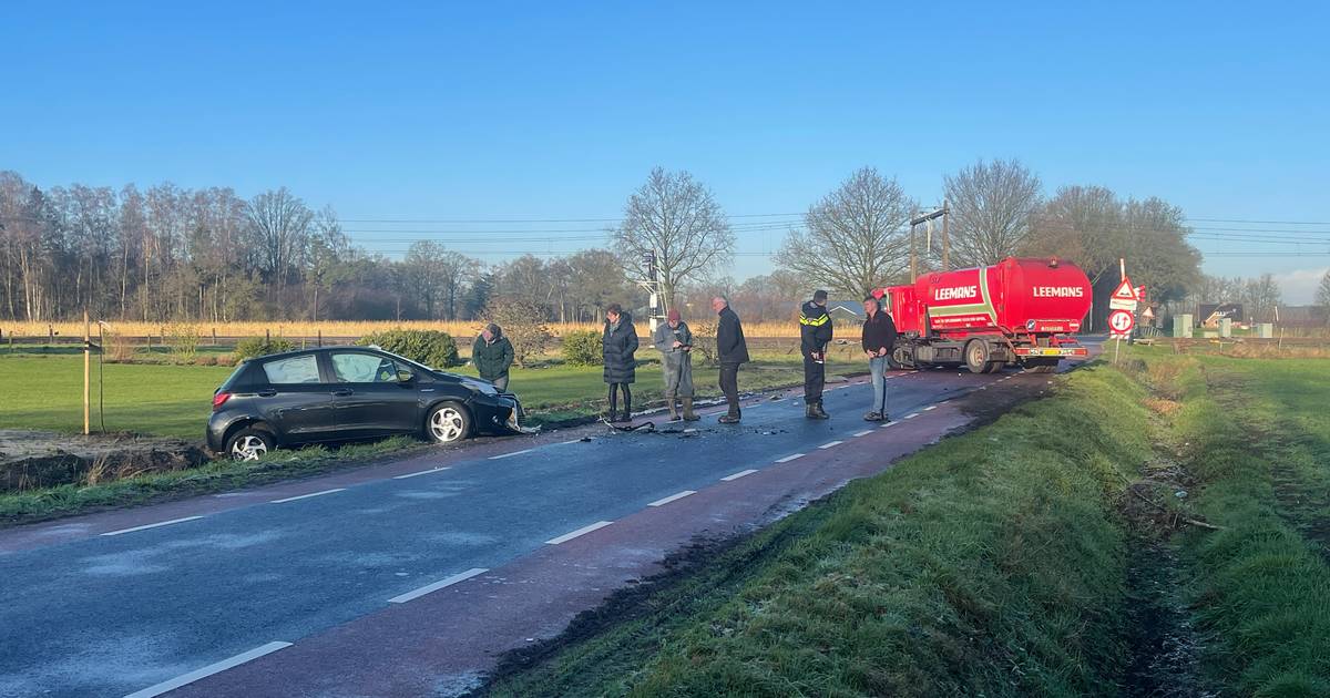 Vrachtwagen en auto botsen op elkaar bij spoorwegovergang in Wierden, slachtoffers naar ...