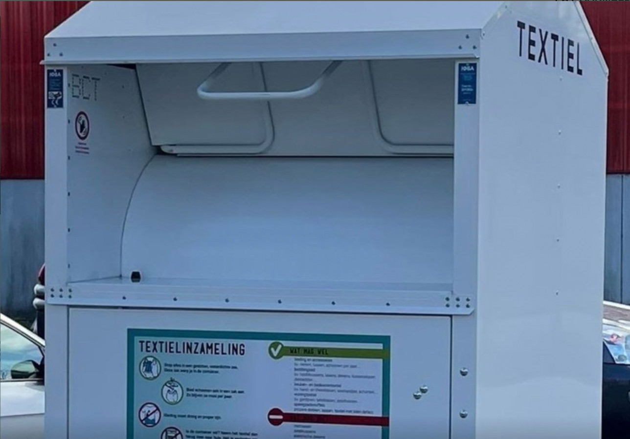 Verplaatsing textielcontainer Ezemaal | Foto | hln.be