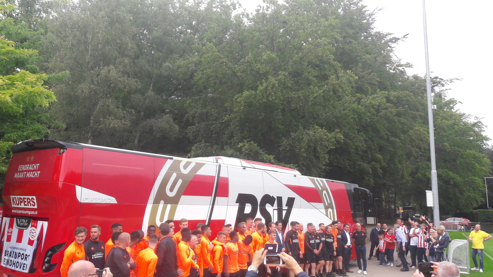 PSV onthaalt VDL-top, die samen met supporters nieuwe spelersbus ...