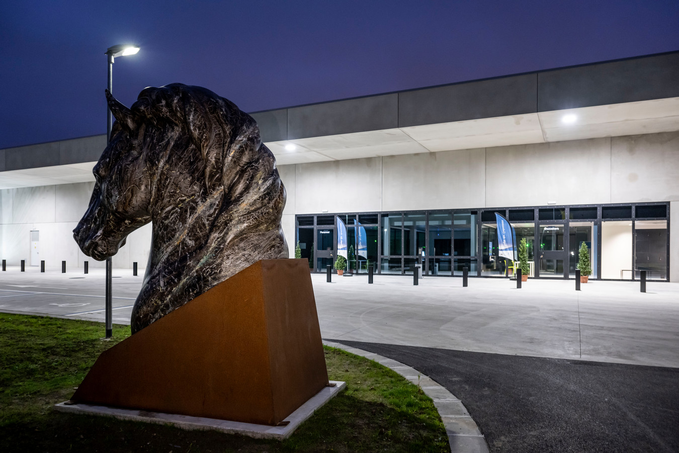 BINNENKIJKER. 680 camera’s, geen tralies aan celramen en... veel plaats ...