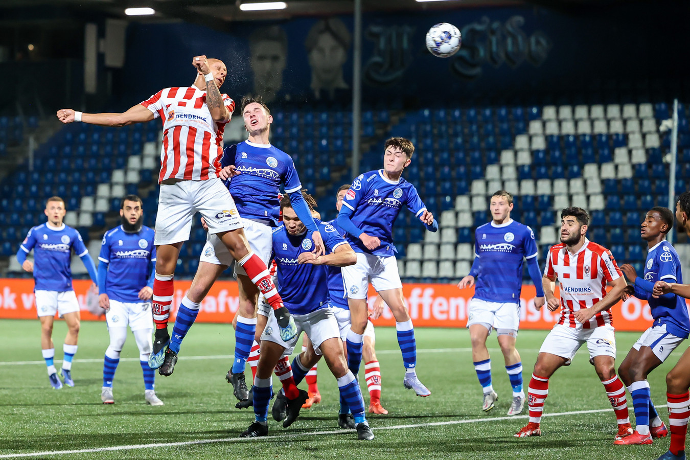 Binnendringende fans temperen de feestvreugde bij winnend FC Den Bosch ... Binnendringende fans temperen de feestvreugde bij winnend FC Den Bosch ...