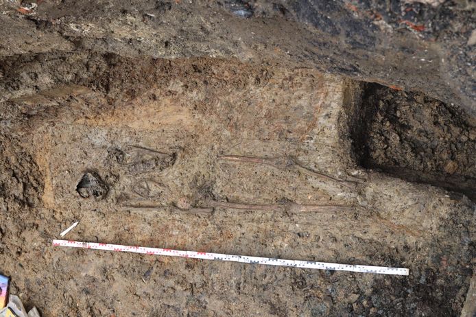 Skeletten gevonden bij De Markten: oude begraafplaats van klooster blootgelegd | Brussel | hln.be