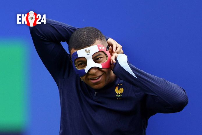 Mbappé verschijnt met fraai Frans getint masker op training, maar hij ...