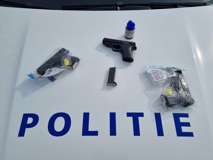Politie richt pistool op auto met 12-jarige jongen na wapenmelding ...