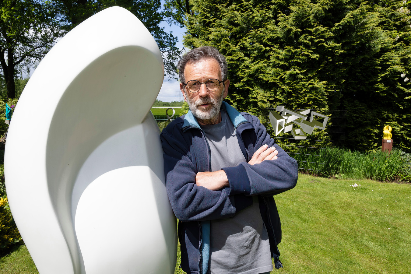 Kunstenaar Theo van Dam viert het ambachtelijke in zijn beeldentuin ...