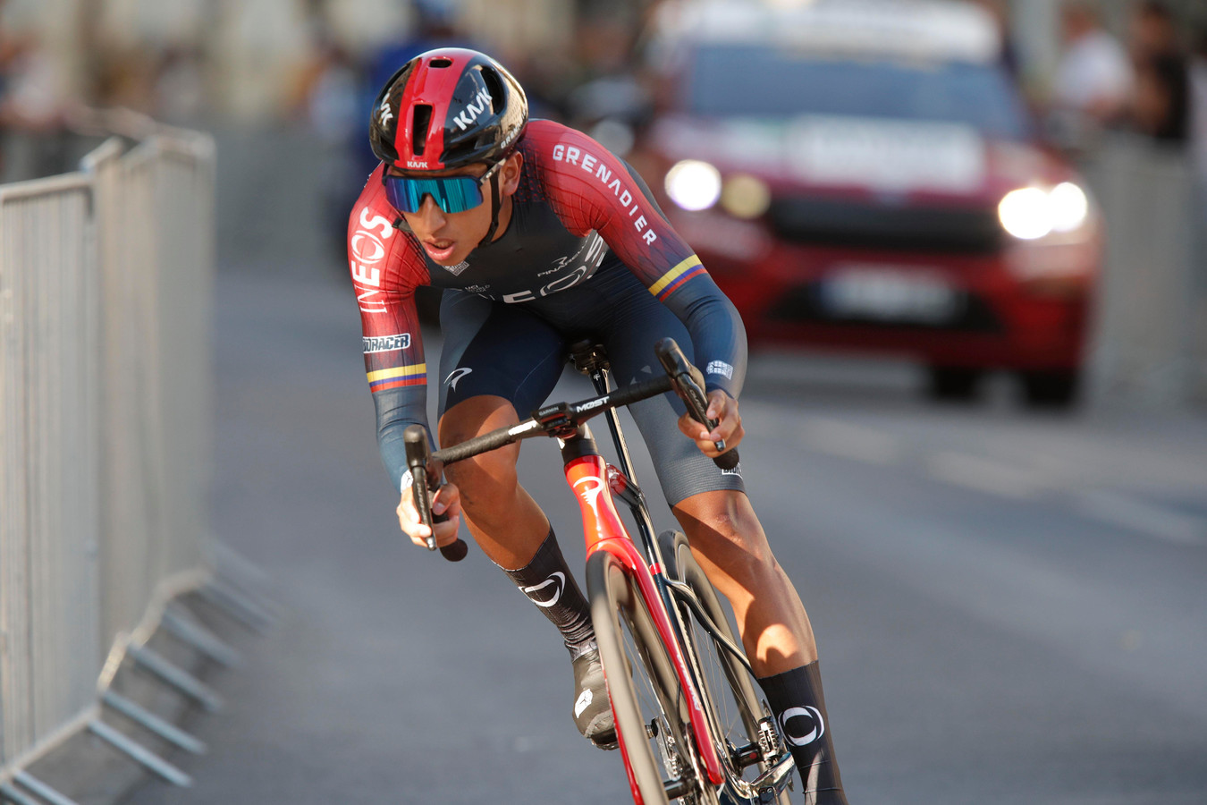 In januari werd nog gevreesd voor zijn leven, nu speldt Egan Bernal ...