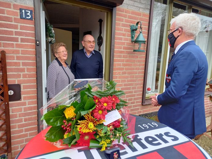 Al 80 jaar lid van de Treffers, de Groesbeekse club ontwierp een speld ...